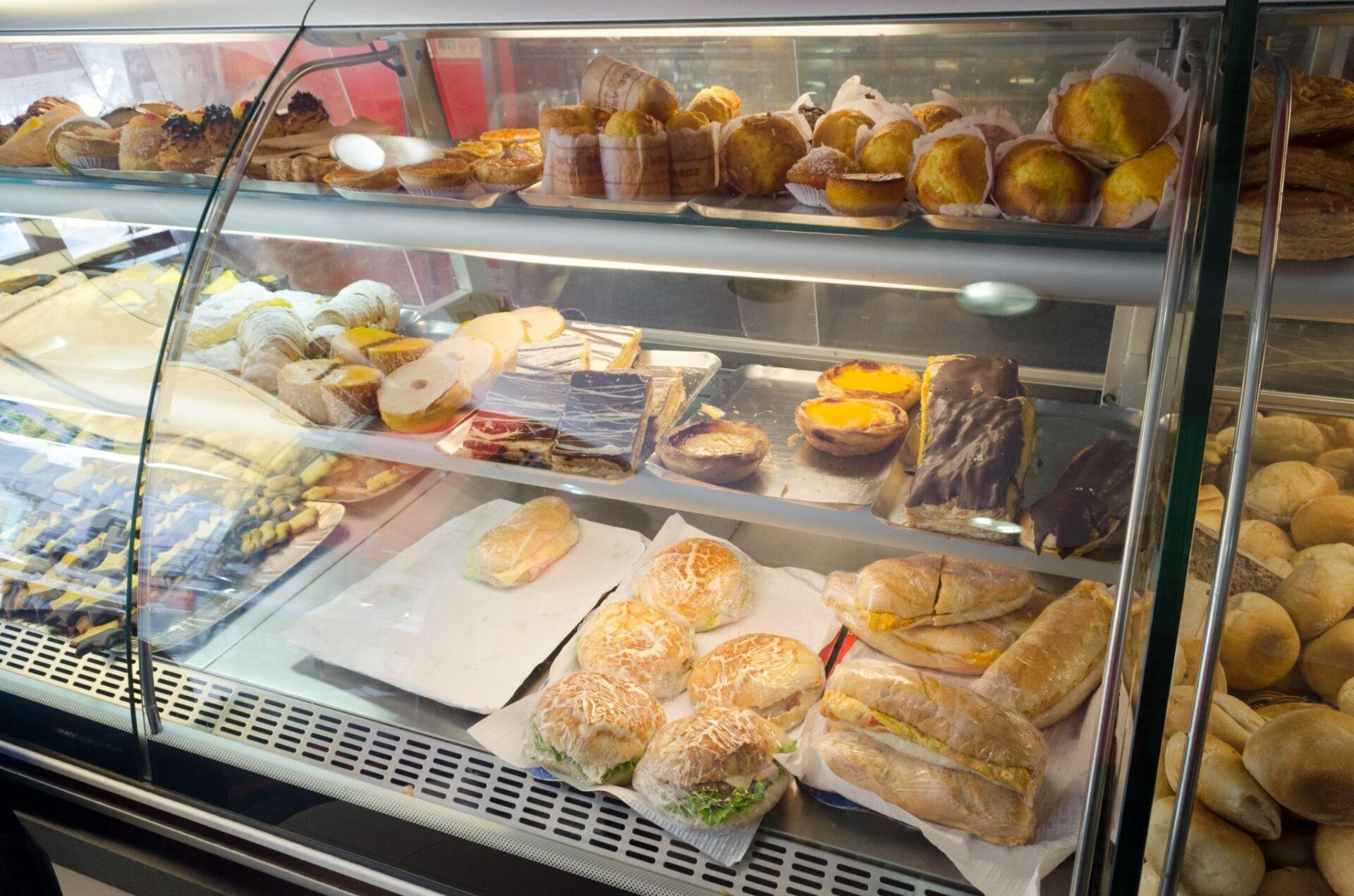How to Build Bakery Display Cases? | Glass Genius